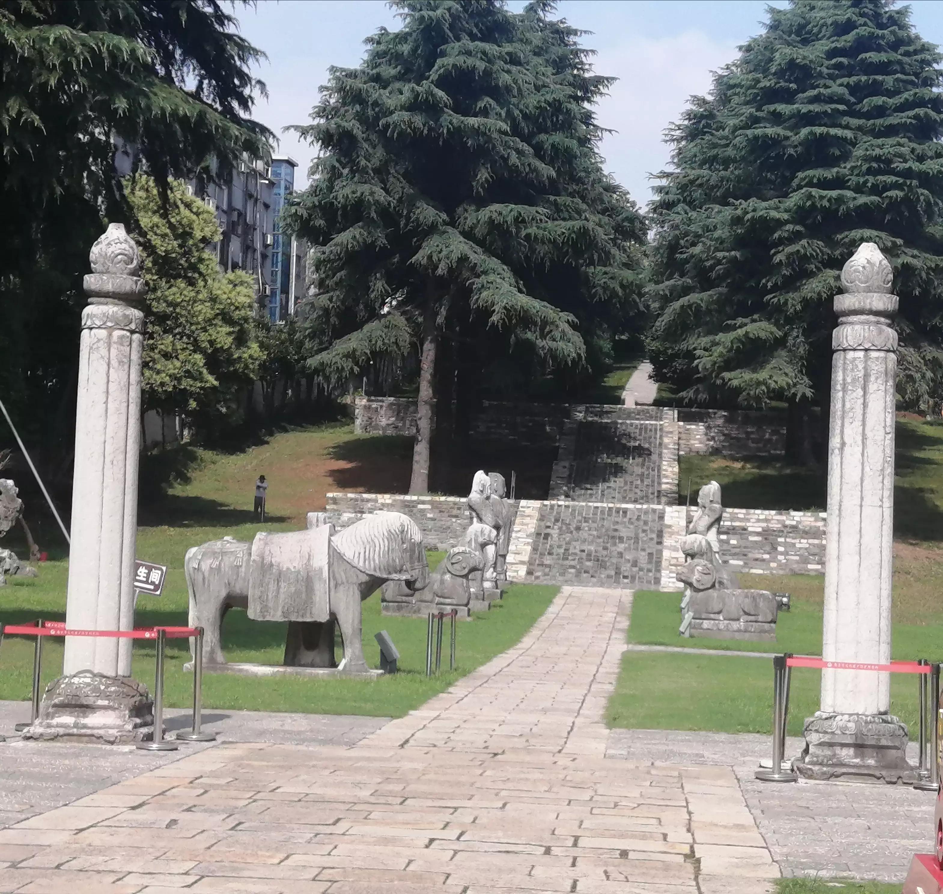 This old boy's tombstone is 17 centimeters higher than the emperor's ...