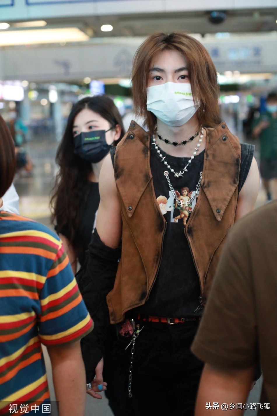 The little ghost Wang Linkai appeared in the capital airport with a hip ...