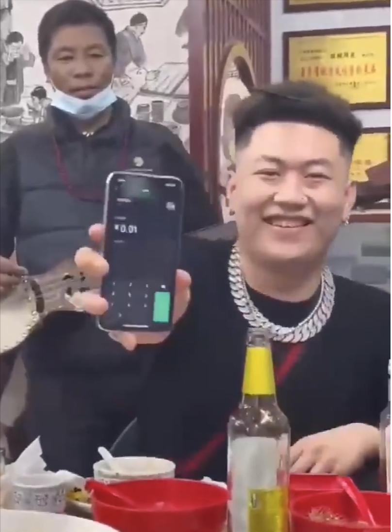 Swearing and insulting old buskers, the rapper changed his name and ...