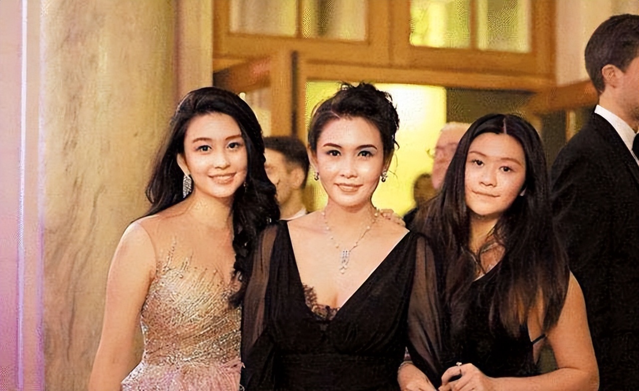 Qiu Shuzhen's eldest daughter Shen Yue wears a tube top skirt to show ...