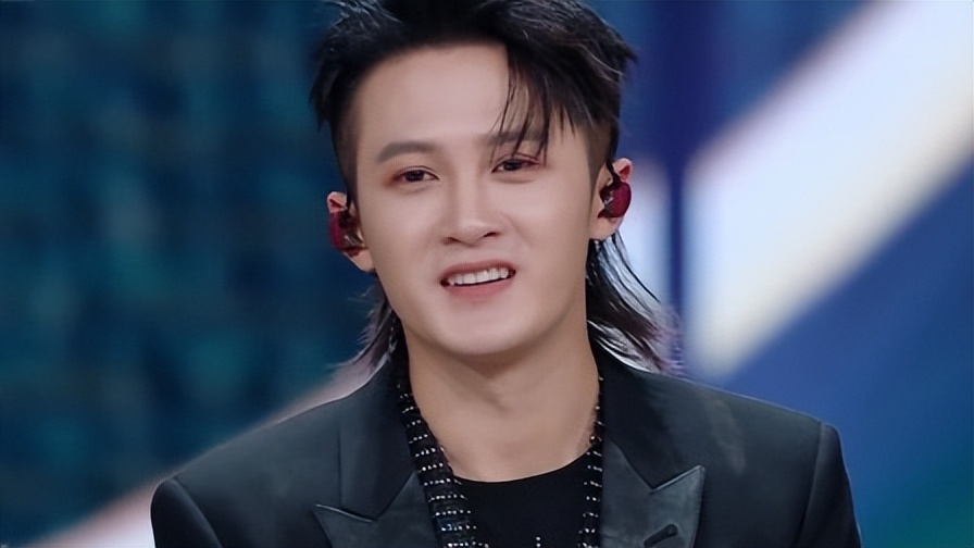 Tan Kenji, who is good at singing and dancing, and has first-class ...