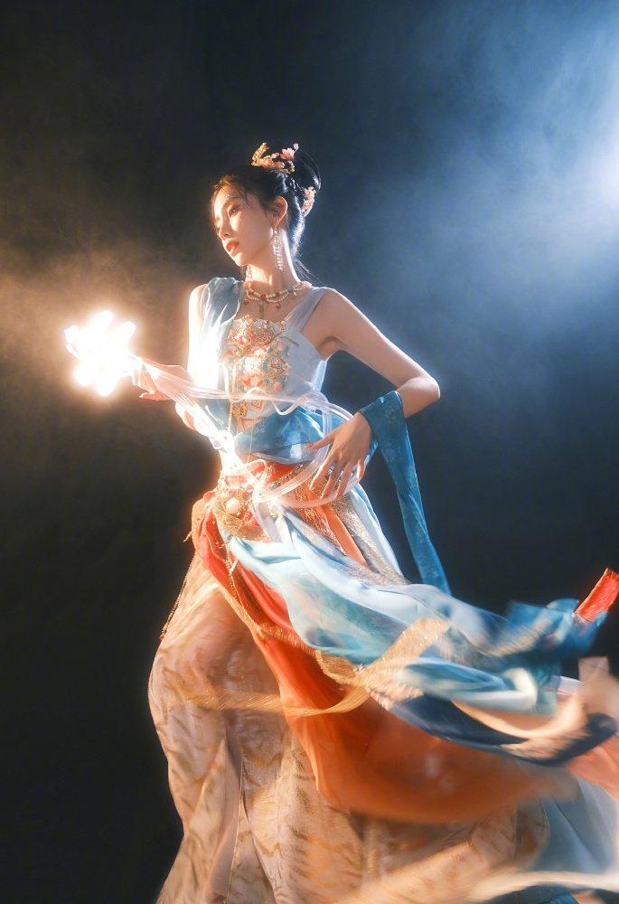 Angelababy Dunhuang goddess style photo dancing between light and ...