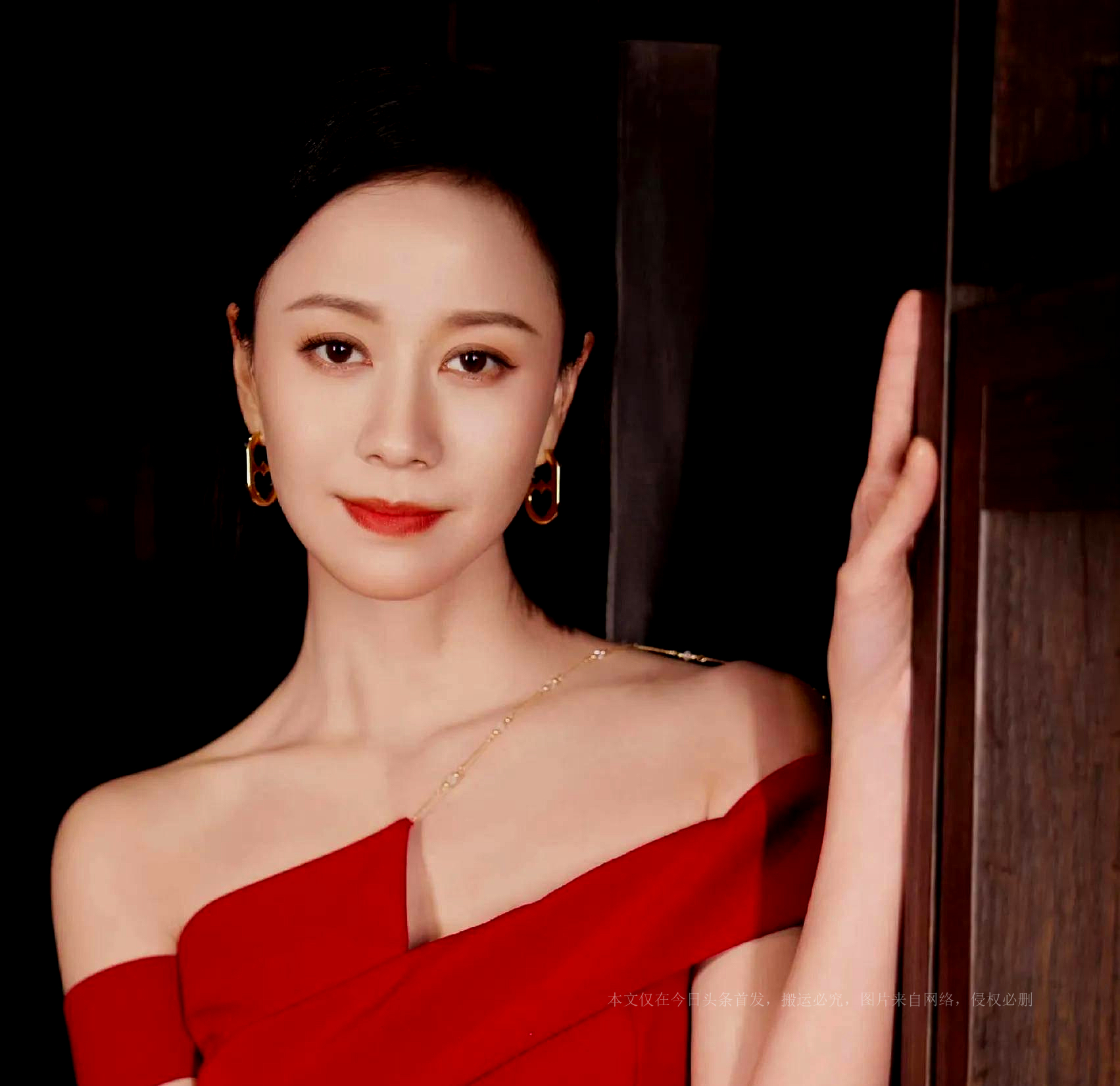 So sweet! 44-year-old Ni Hongjie and her boyfriend kiss at the airport ...