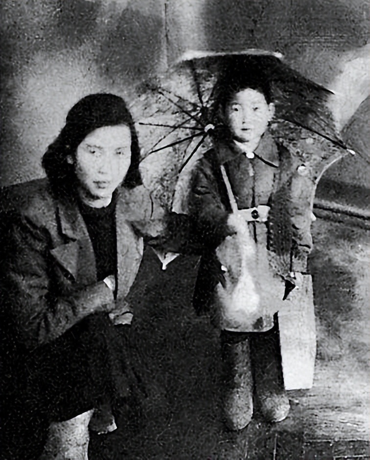 After the Gang of Four was arrested, the organization asked He Zizhen ...