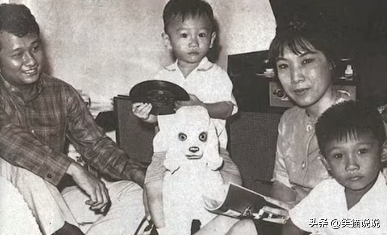 The 60-year-old Du Dewei was praised for his stage performance. He was ...