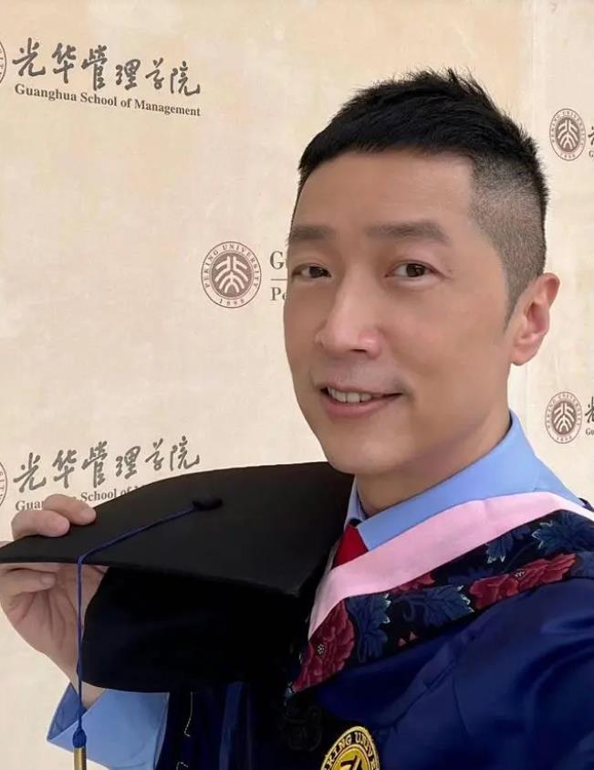 A well-known Hong Kong star participated in the graduation ceremony. He ...
