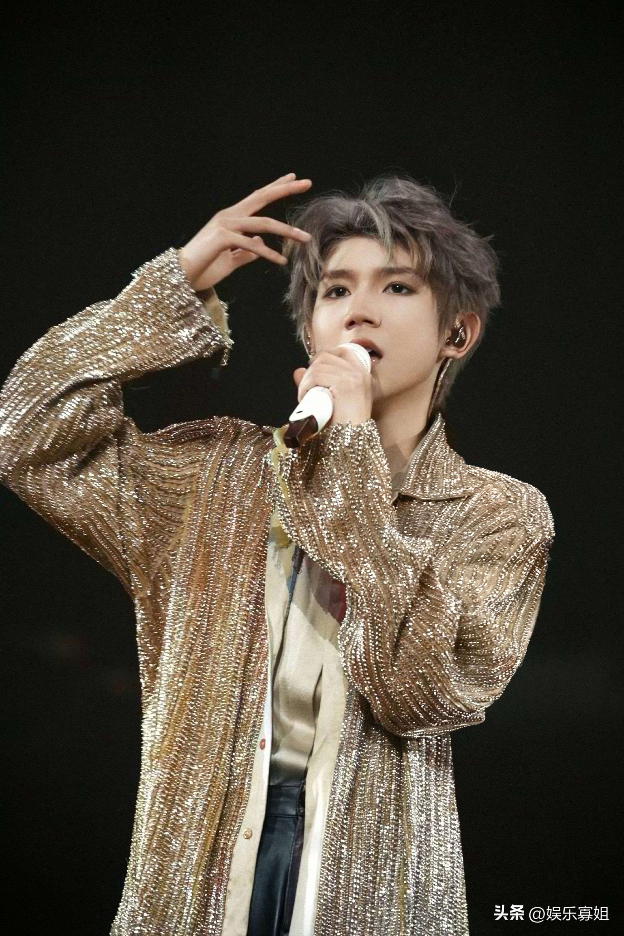 Wang Yuan sang "Proud" at the concert, Zhao Yingjun was displayed on ...