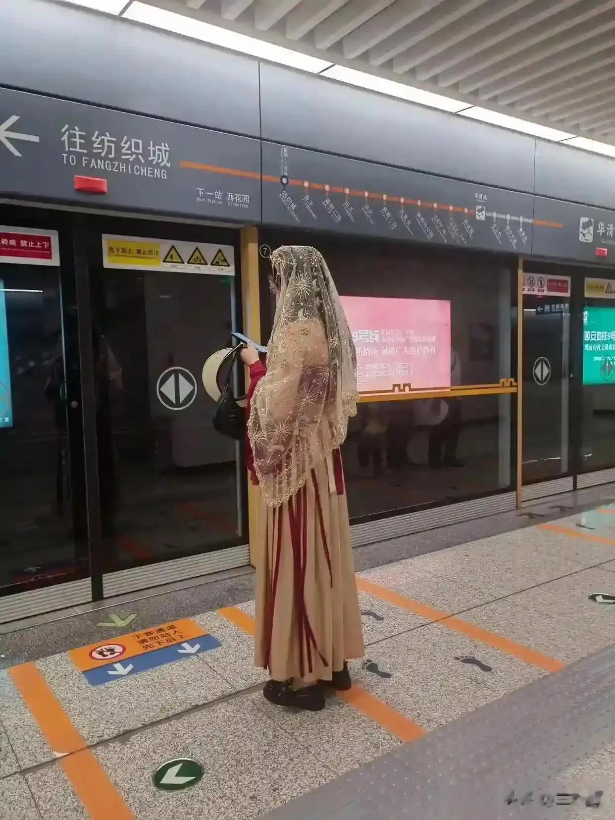 Traveling in Hanfu requires strong psychological quality - iNEWS