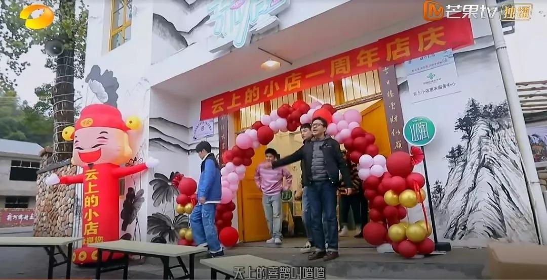 From neat suits, shiny hair to unshaven beard, Wang Han has a new show ...