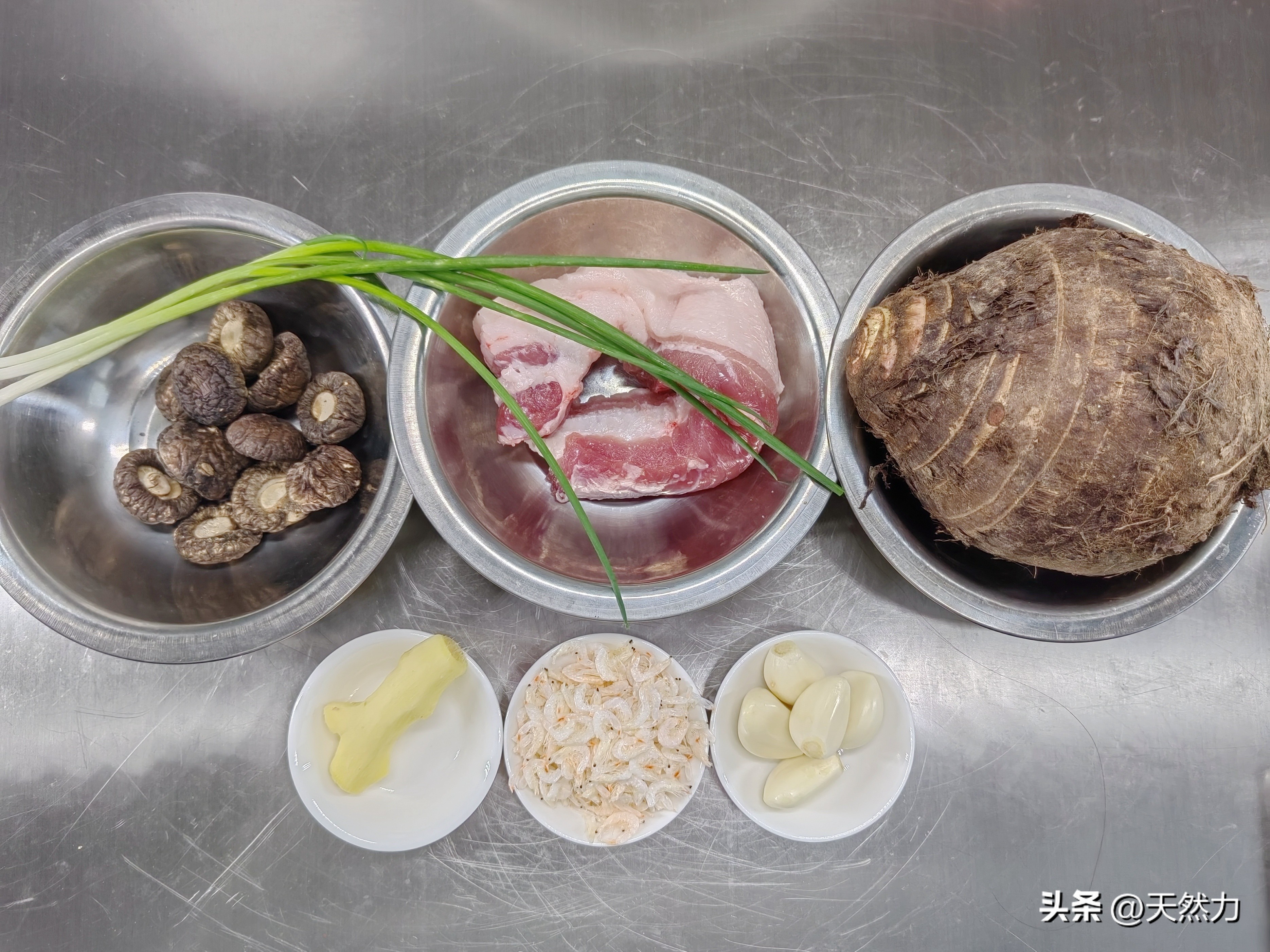 The fragrant taro has absorbed enough of the soup, and the glutinous ...
