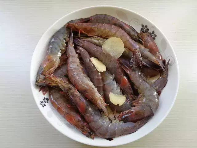 The practice of deep-fried prawns, the skin is crispy and the meat is ...