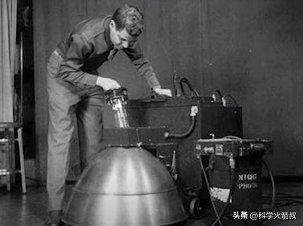 In the dark night, how did the World War II reconnaissance plane take ...