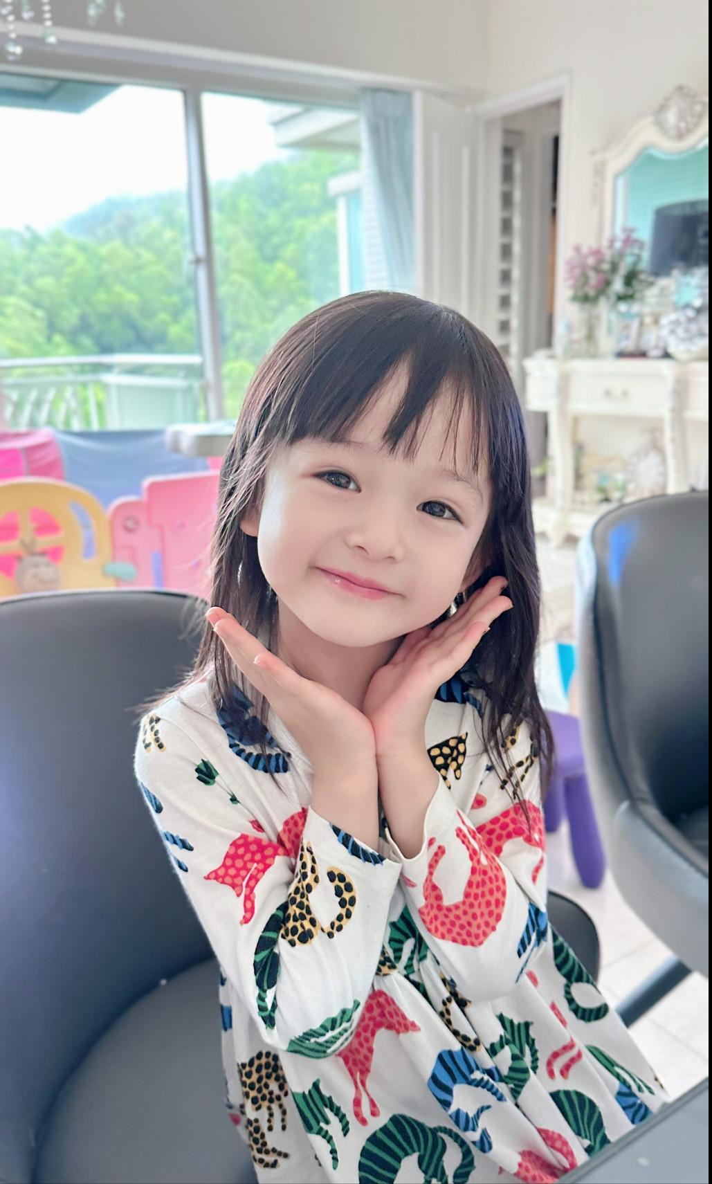 The daughter of a well-known actor is as beautiful as a doll, and his ...