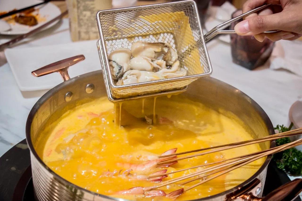 This Chengdu Golden Soup Fish Maw Chicken Hotpot Stewed for 8 hours is ...