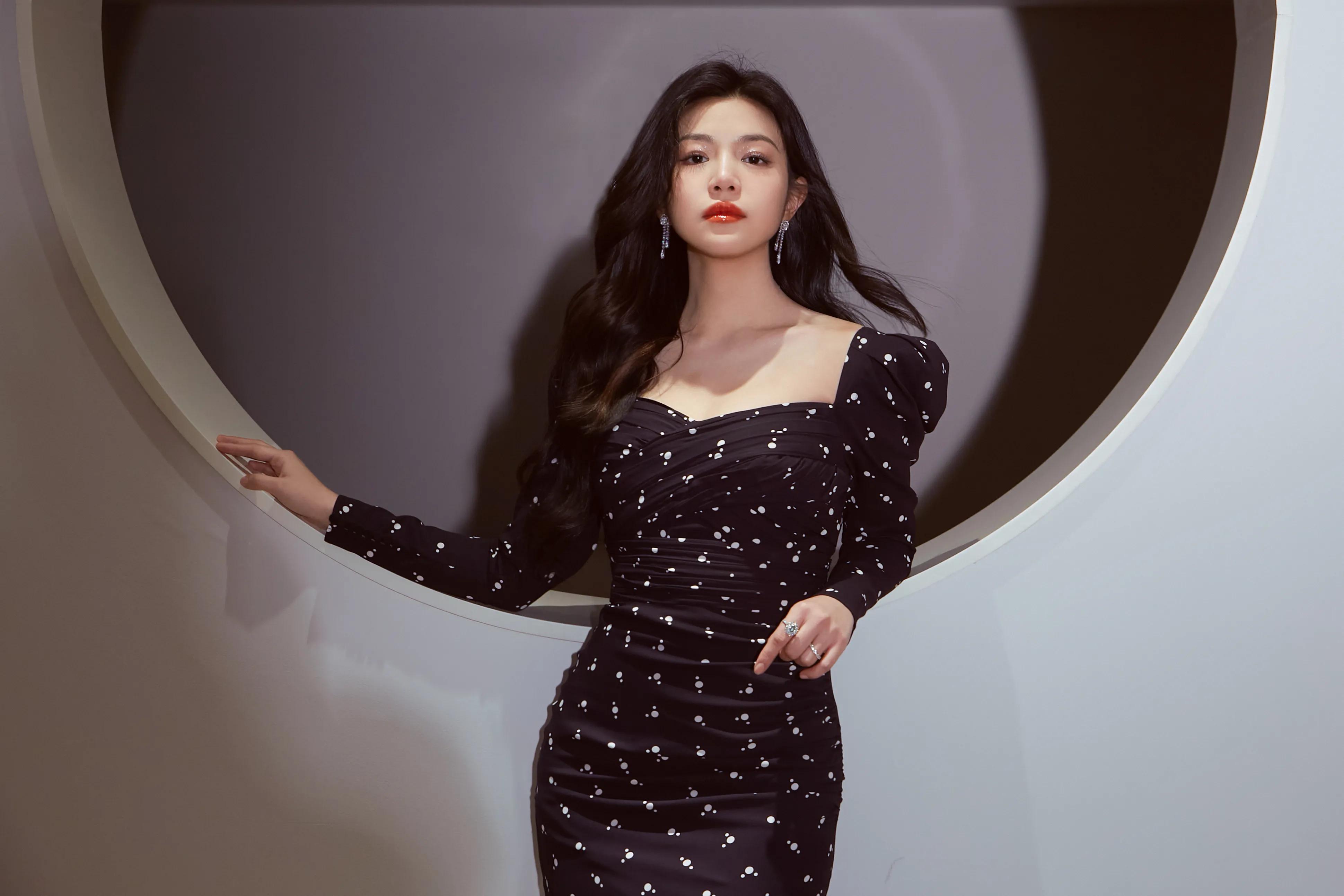 Chen Yanxi celebrates the new year's beautiful photo - iNEWS