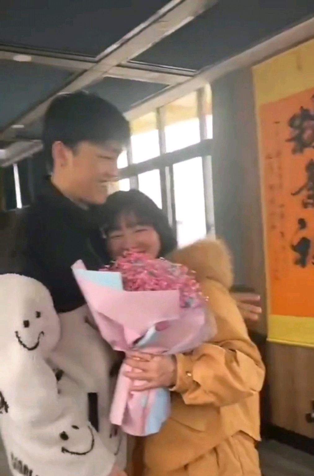 The picture of our Sun Zhuo and Wen Le sending flowers to mother is ...