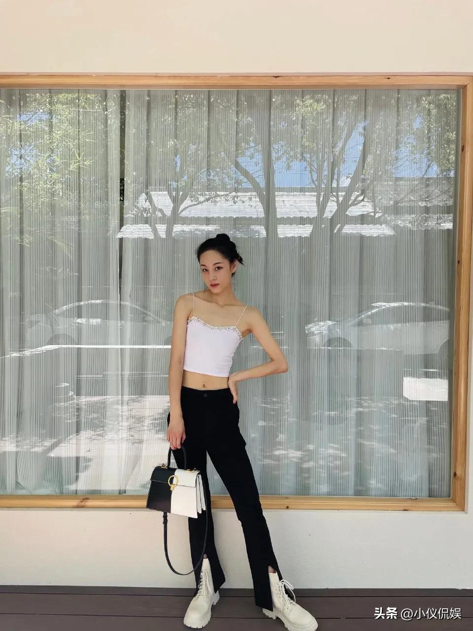 The latest news of Zhao Yuanyuan is released, wearing a suspender to ...