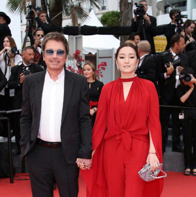 47-year-old Zeng Li appeared at a Bazaar event, wearing a red robe ...