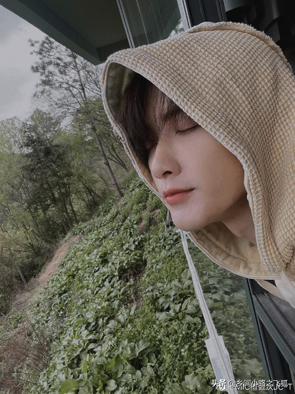 Tan Jianci goes online for business, takes selfies, and wears simple ...
