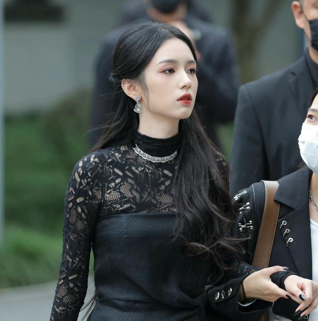 Zhou Ye's black dress is so extravagant!Tan Jianji looks like a manga ...