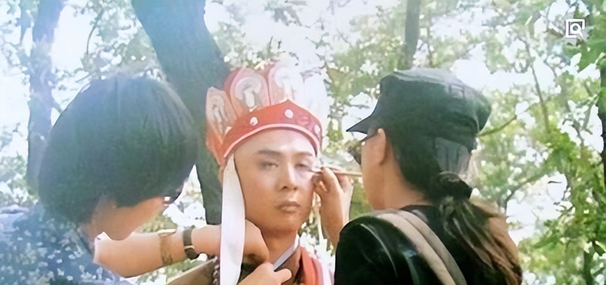 What do actors do during their breaks? Tang Seng hides in the woods and smokes, but I can laugh ...