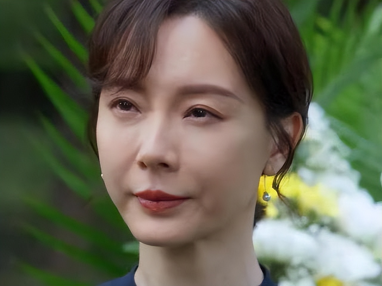 With sagging face, stiff expression, and swollen forehead, the middle-aged actor overturned the ...