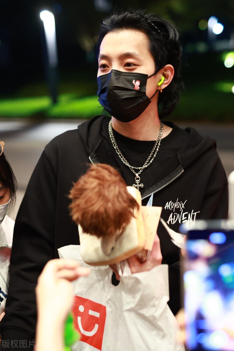 Fan Shiqi appeared in activities - iNEWS