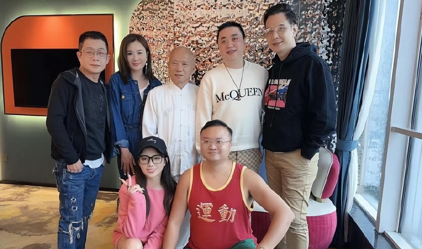 58-year-old Chen Qitai took his wife back to the mainland and was in a good mood after partying ...