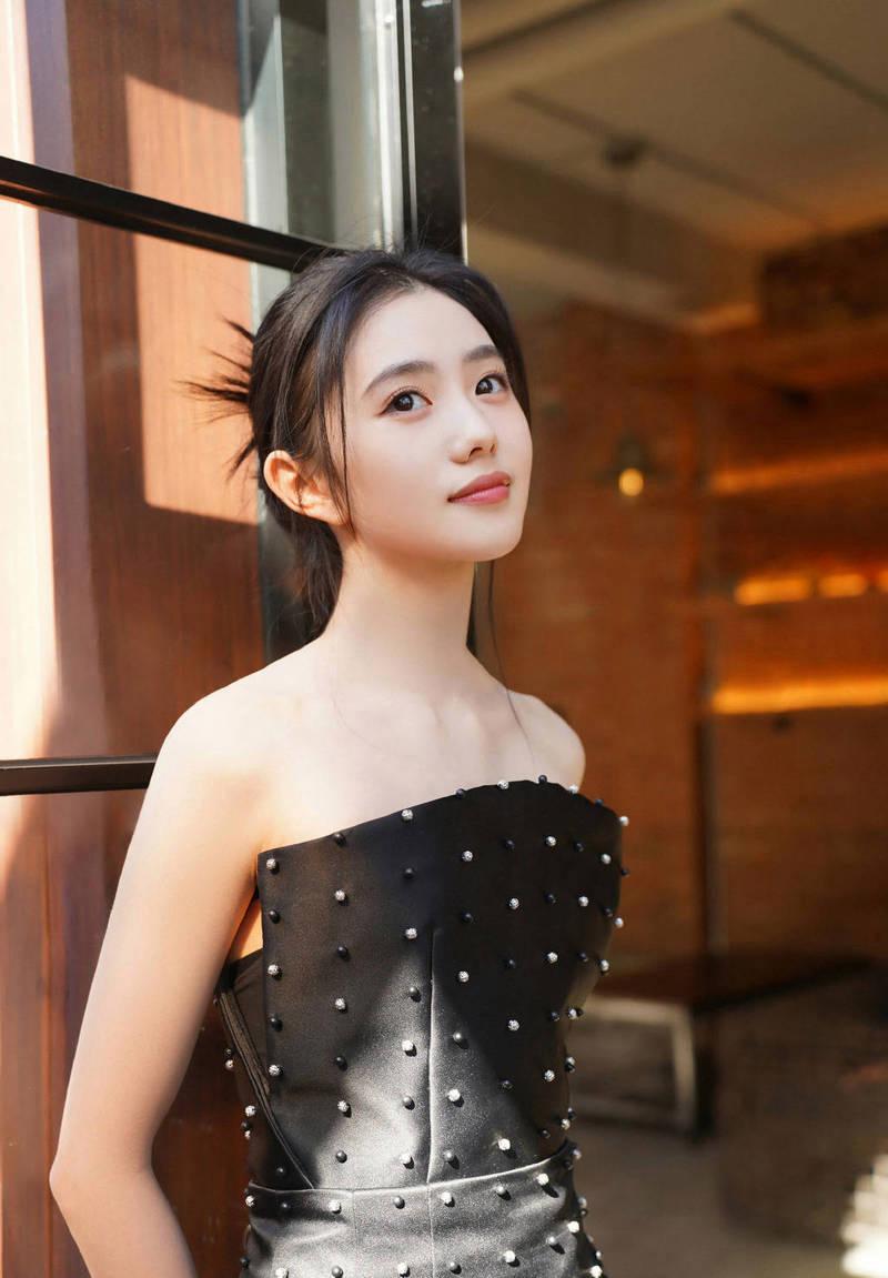 Zhao Liying, Yang Zi, Zhang Yixing, Lin Junjie and other stars posted beautiful photos on the ...