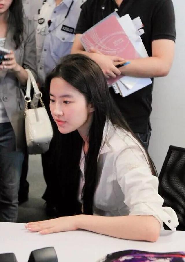 Liu Yifei in life - iNEWS