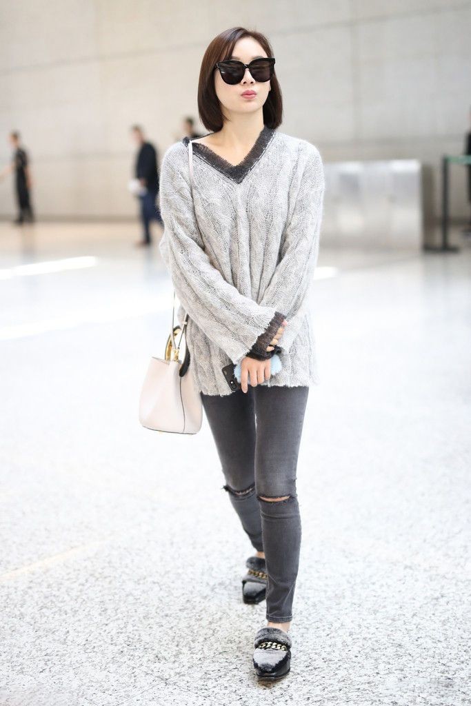 Sweaters are still "minimalist style". You don't need to buy too much ...