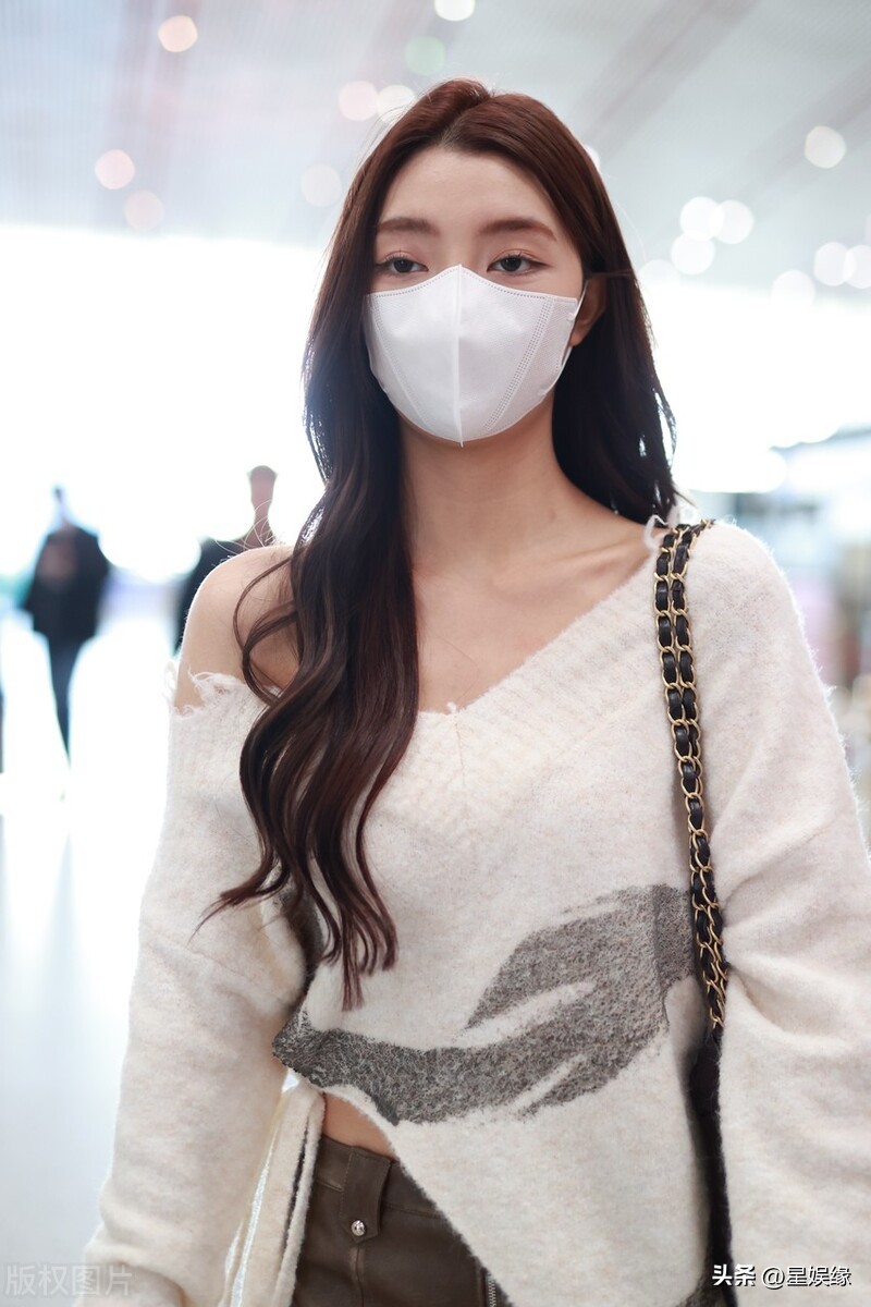 Li Ziting appeared at Beijing Airport, wearing a strapless sweater youthful and beautiful - iNEWS