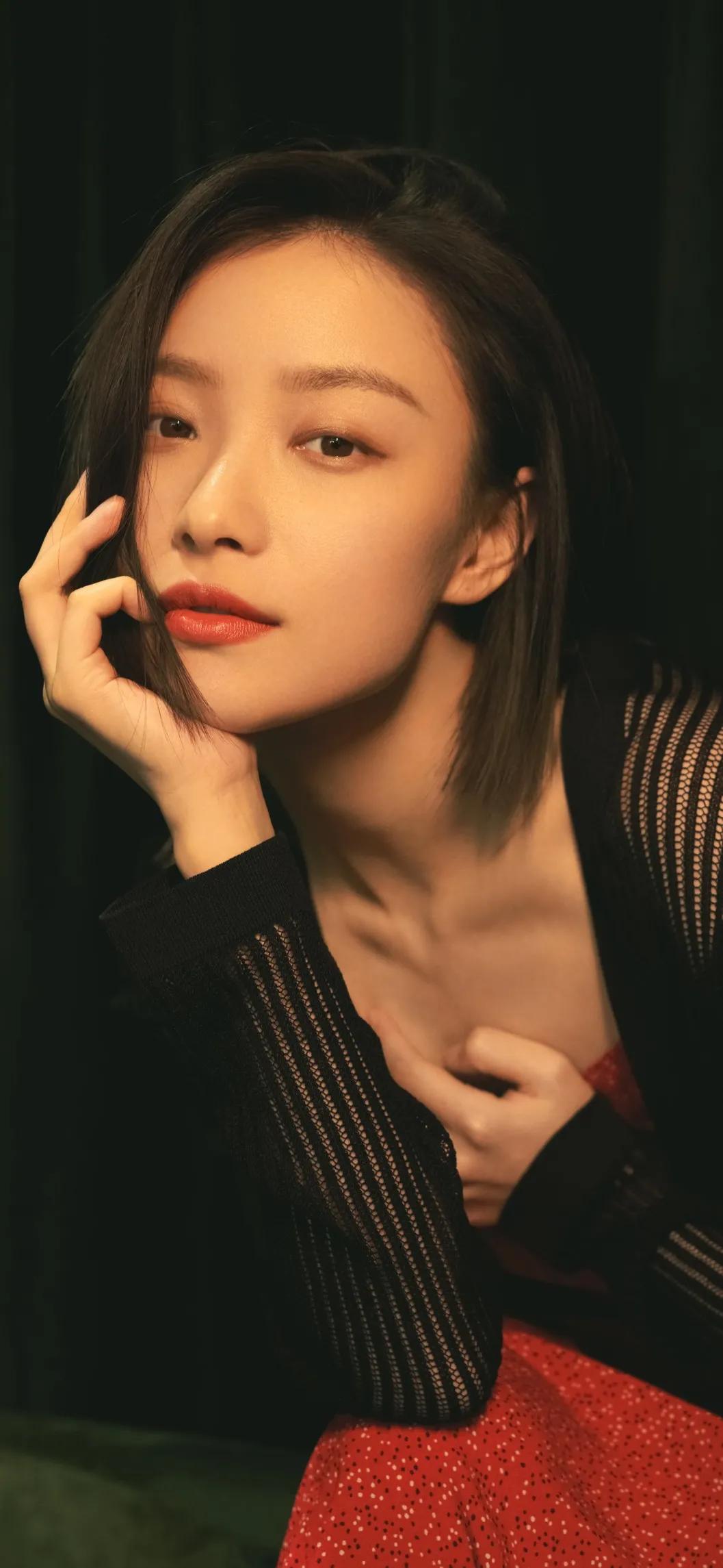 10 Female Celebrities With Flat Faces, But More and More - iNEWS