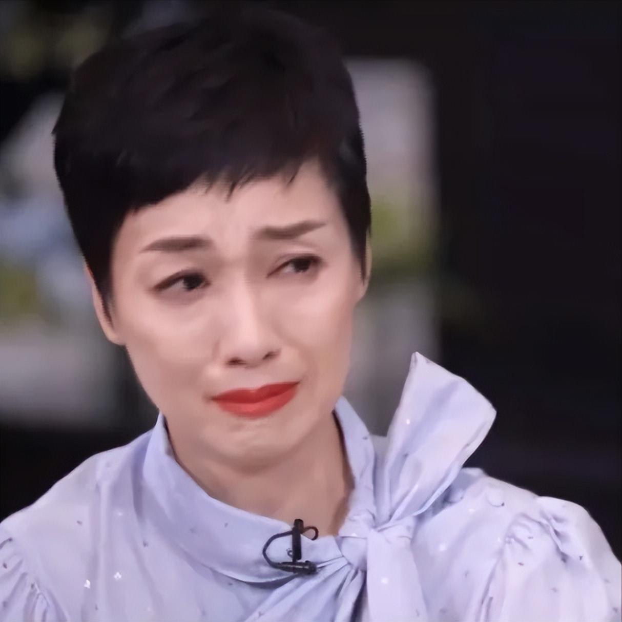 Jiang Meiyi bent down to toast Zeng Lizhen——Because of the pain, she ...