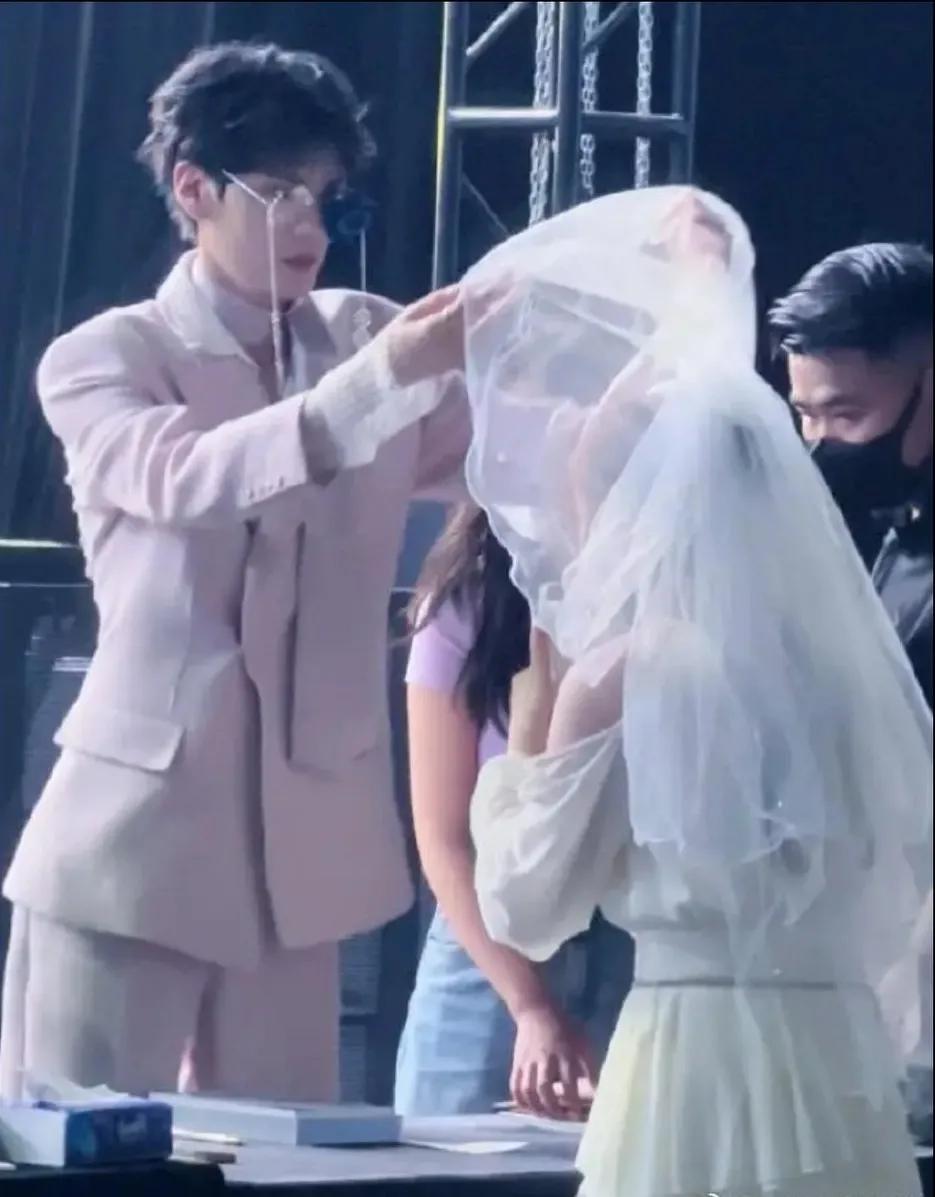 Bi Wenjun sang songs live at the autograph sale, wearing retro glasses, helping fans lift their ...