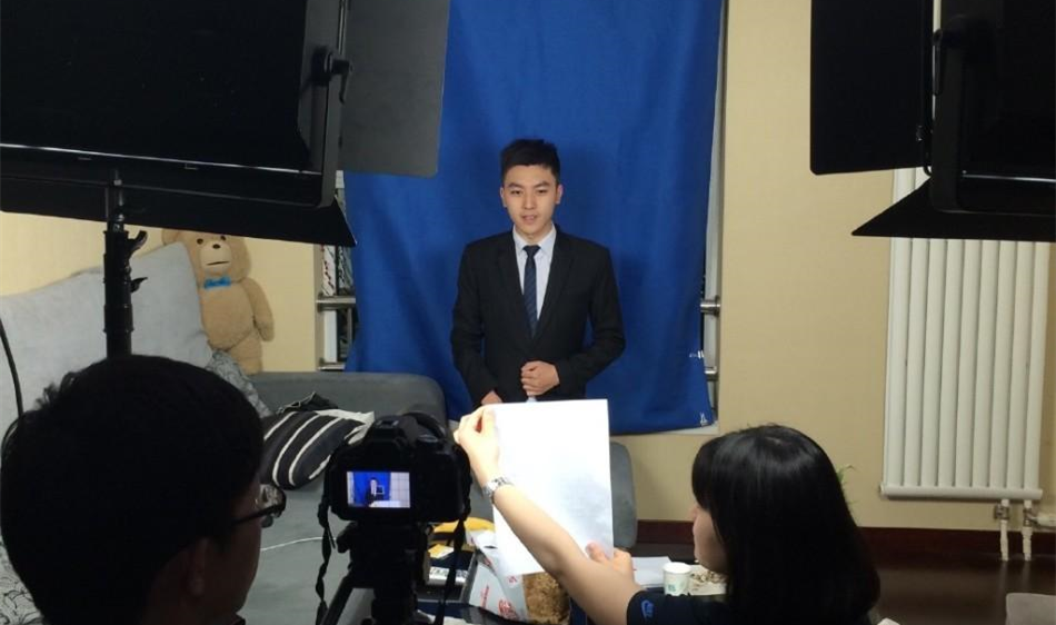 How is Li Zepeng, the most handsome host of CCTV who starred in a corrupt drama? - iNEWS