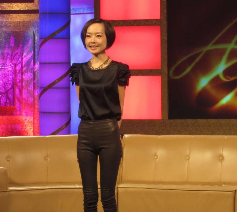 Chen Luyu appeared in Italy, with ribs, breasts, chopsticks and legs ...