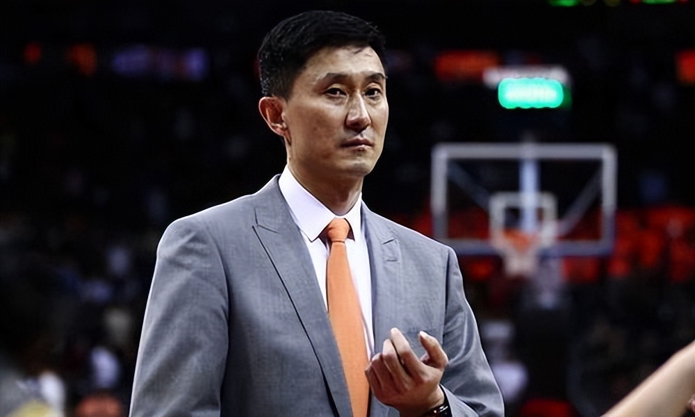 Du Feng, the head coach of the Chinese national basketball team, is ...