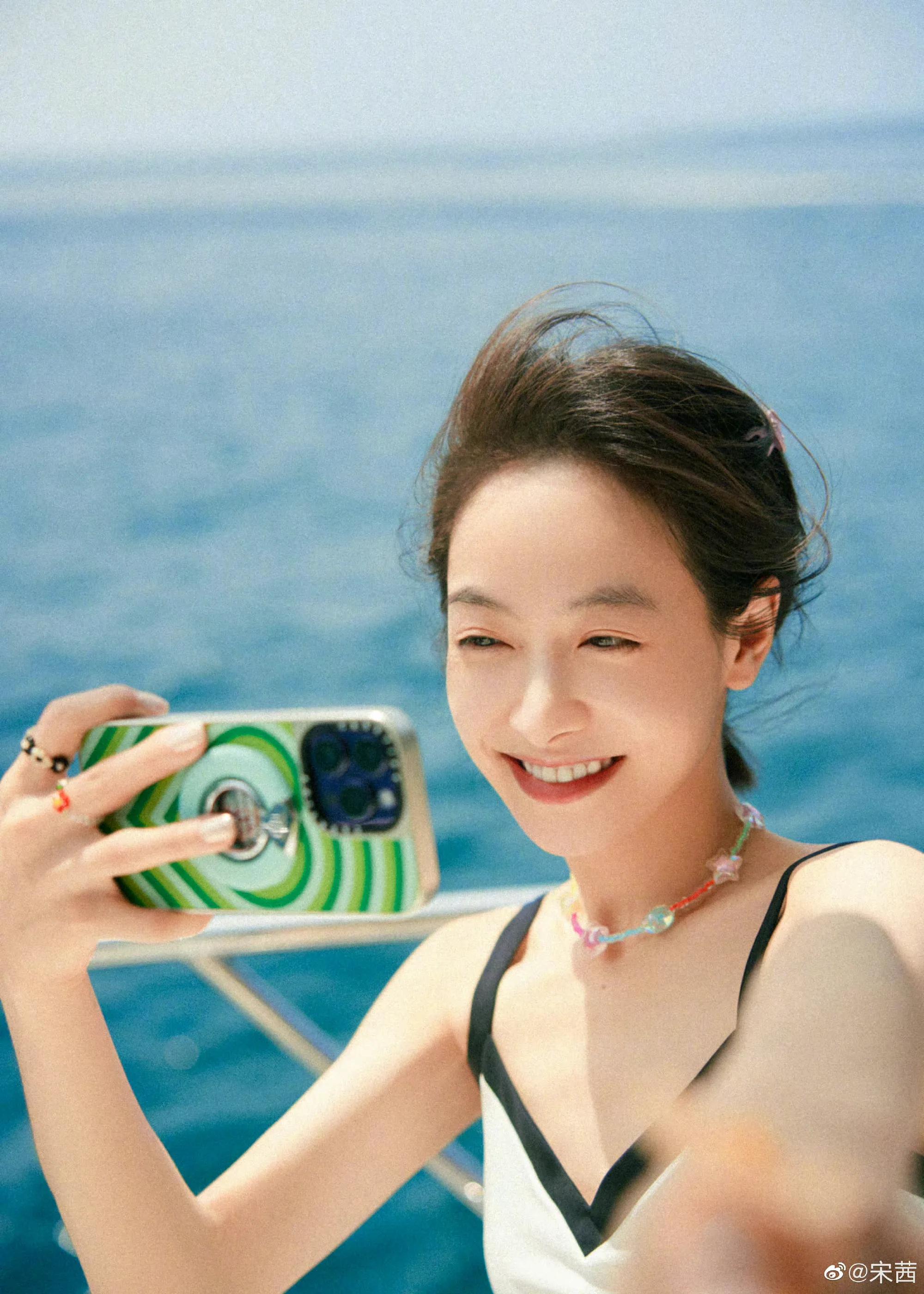Song Qian posted beautiful photos of her travels, in a swimsuit with ...