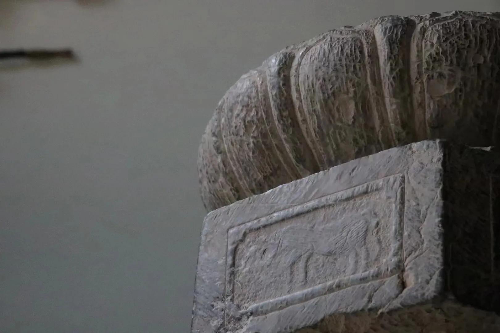 "Hexagonal Bluestone·Lotus Plinth" - iNEWS