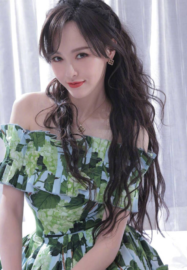 Walking Flower Fairy! Tang Yan's green floral dress with dewy shoulders ...