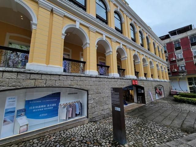 Uniqlo, which is located near famous attractions, first went to the ...