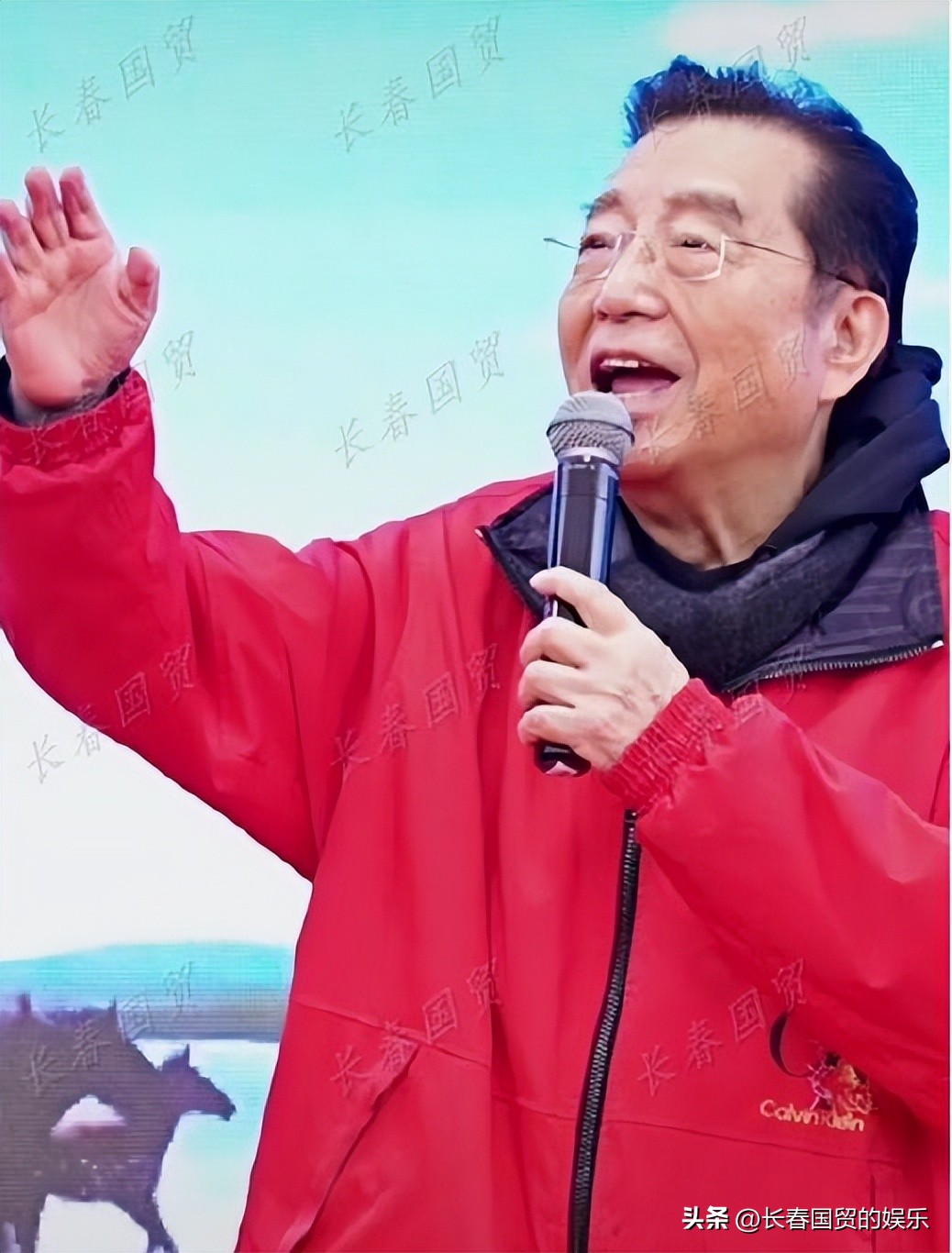 84-year-old Li Shuangjiang rarely appeared on stage to sing, his hair ...