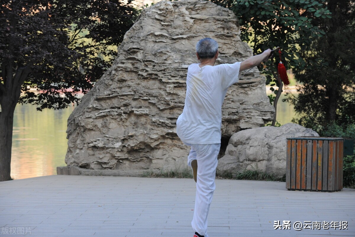 The elderly often do four movements to nourish qi and blood - iNEWS