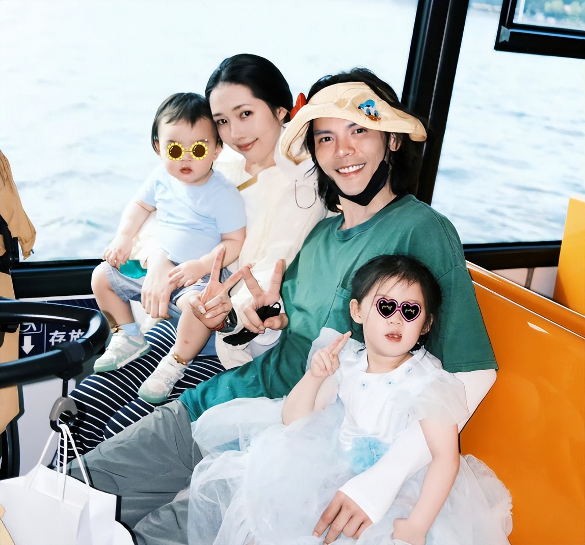 Guo Biting's family of four traveled to Disneyland! Dress plainly and ...