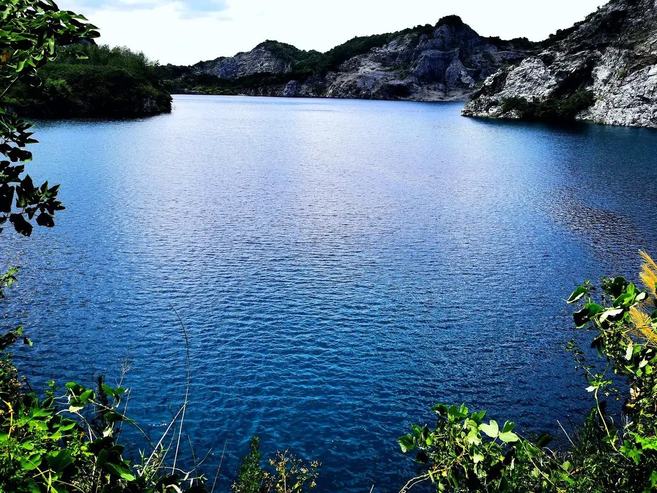 Charming lake with clear water - iNEWS