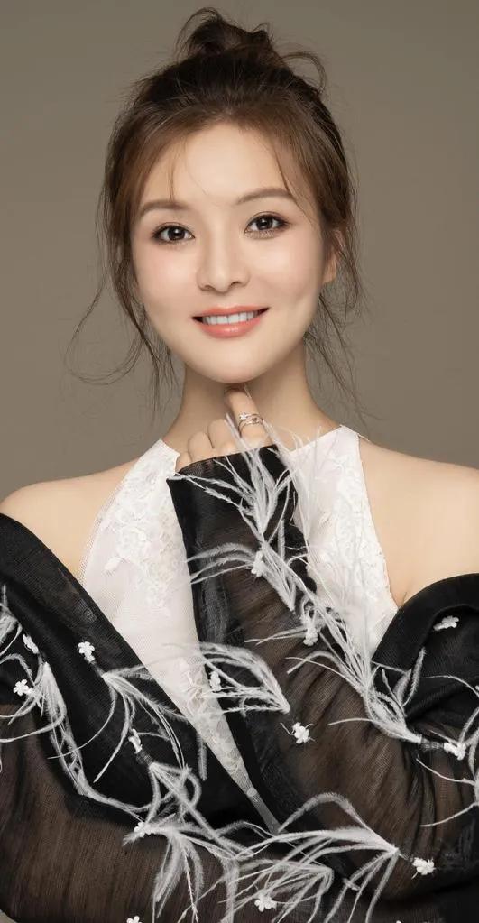 Beautiful pictures of Xia Yan - iNEWS