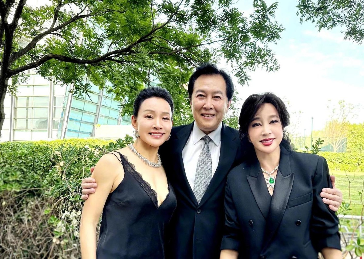 Tang Guoqiang and his wife appeared at the Huabiao Awards, his wife knelt and chatted, and he ...