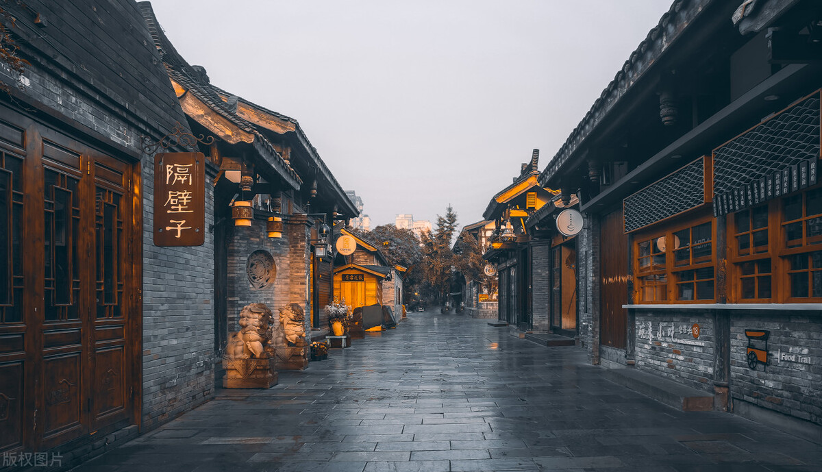 Practical guide for a one-day tour of the most smoky old streets in ...