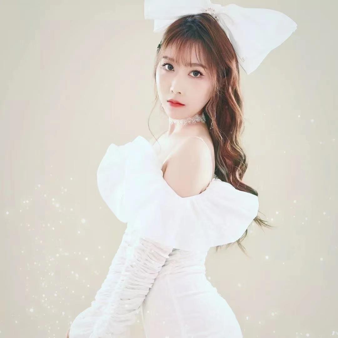 Momo's popular anchor Si Yan shares the behind-the-scenes footage of ...